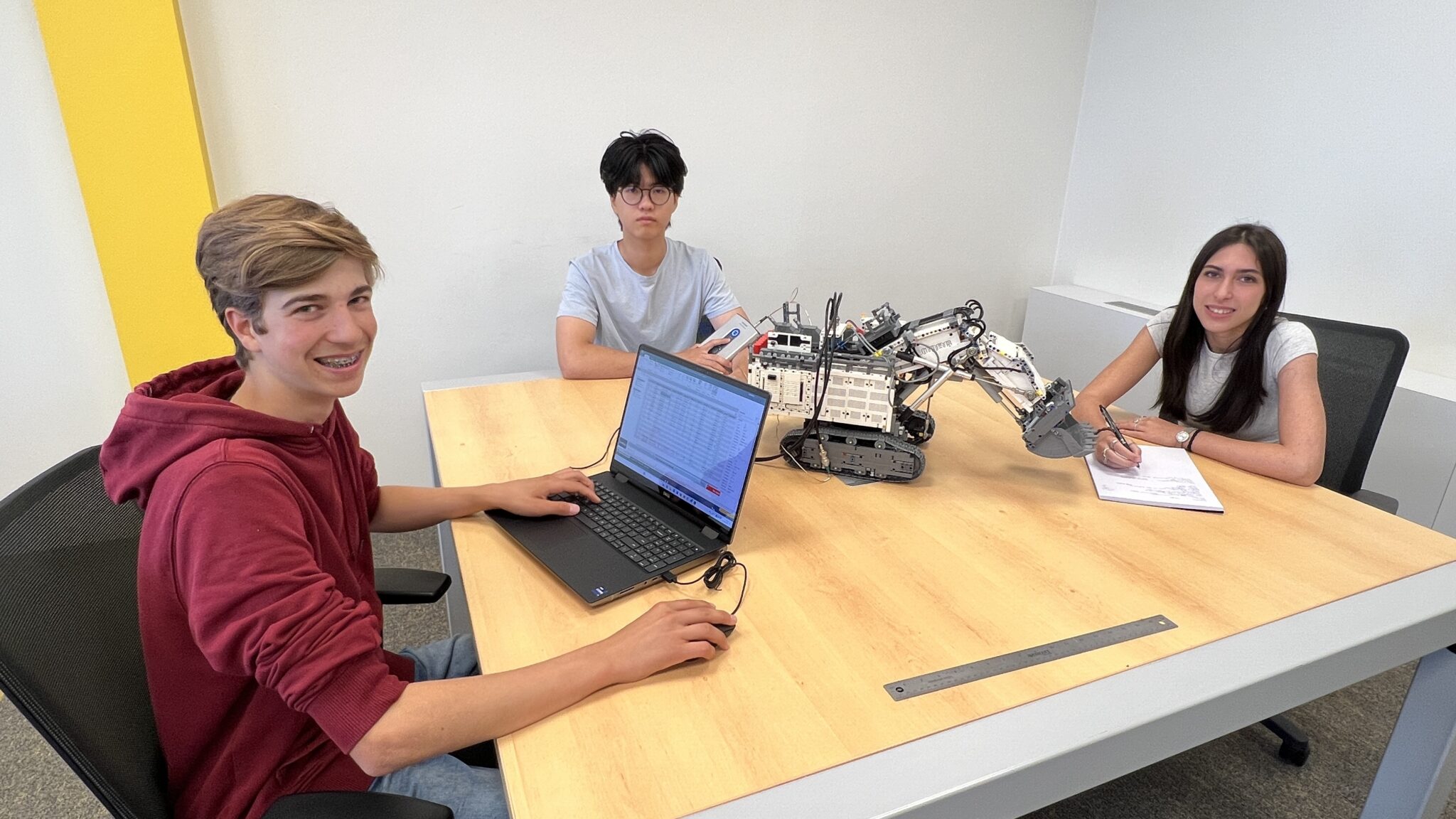 The Digital Twin Internship for High School Students - Simcenter